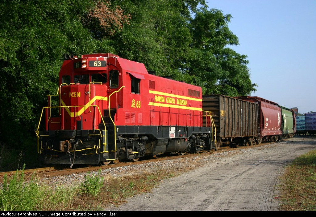FCEN 63 heads out of the Florida Northern yard to the CSX interchange